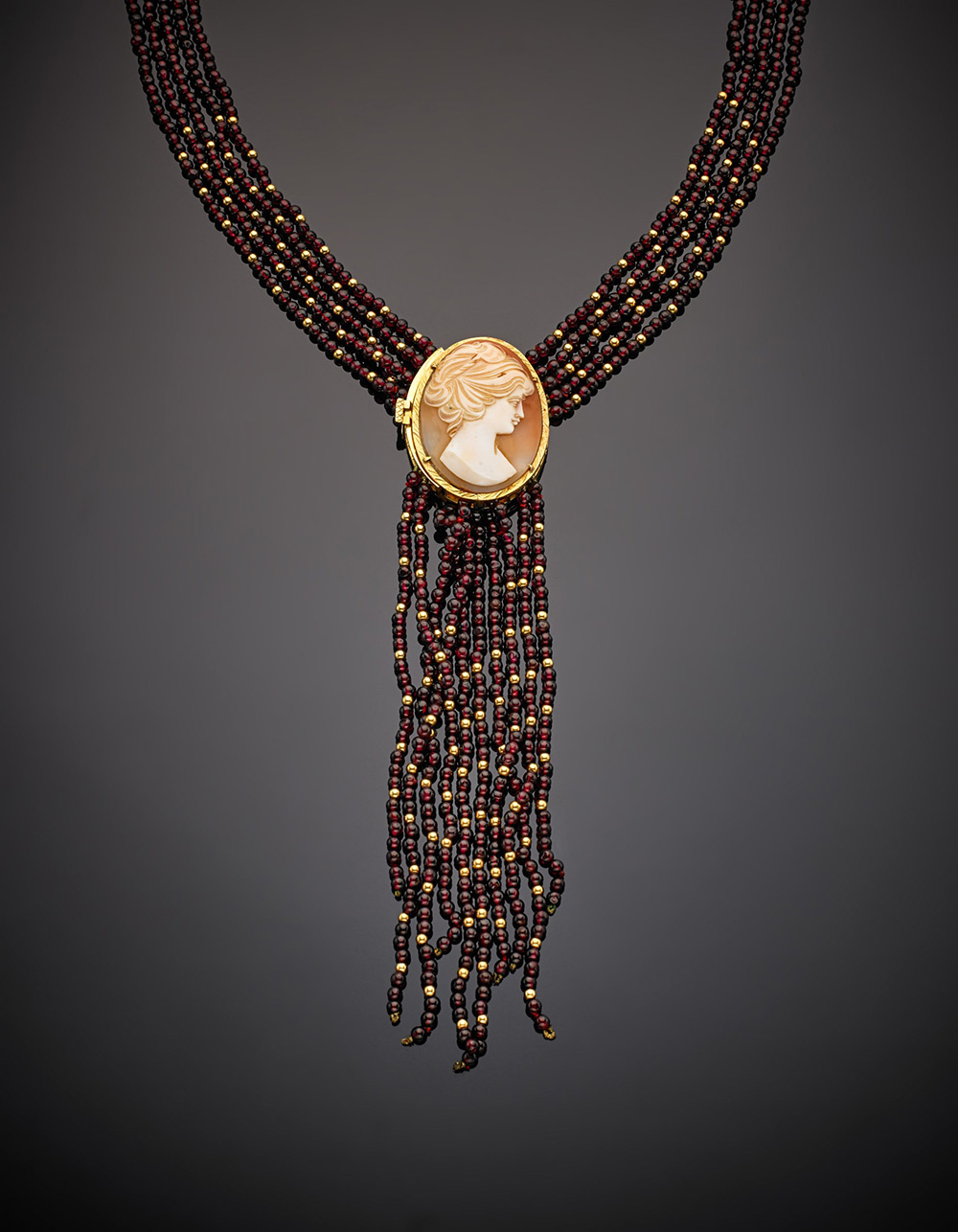 Collana a cinque fili con boules di granati distanziate da altre in oro ...