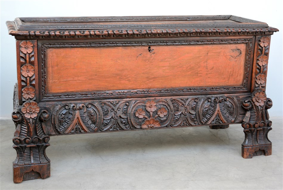 Grande cassone in legno con decori intagliati e tinti a fori e volute ...