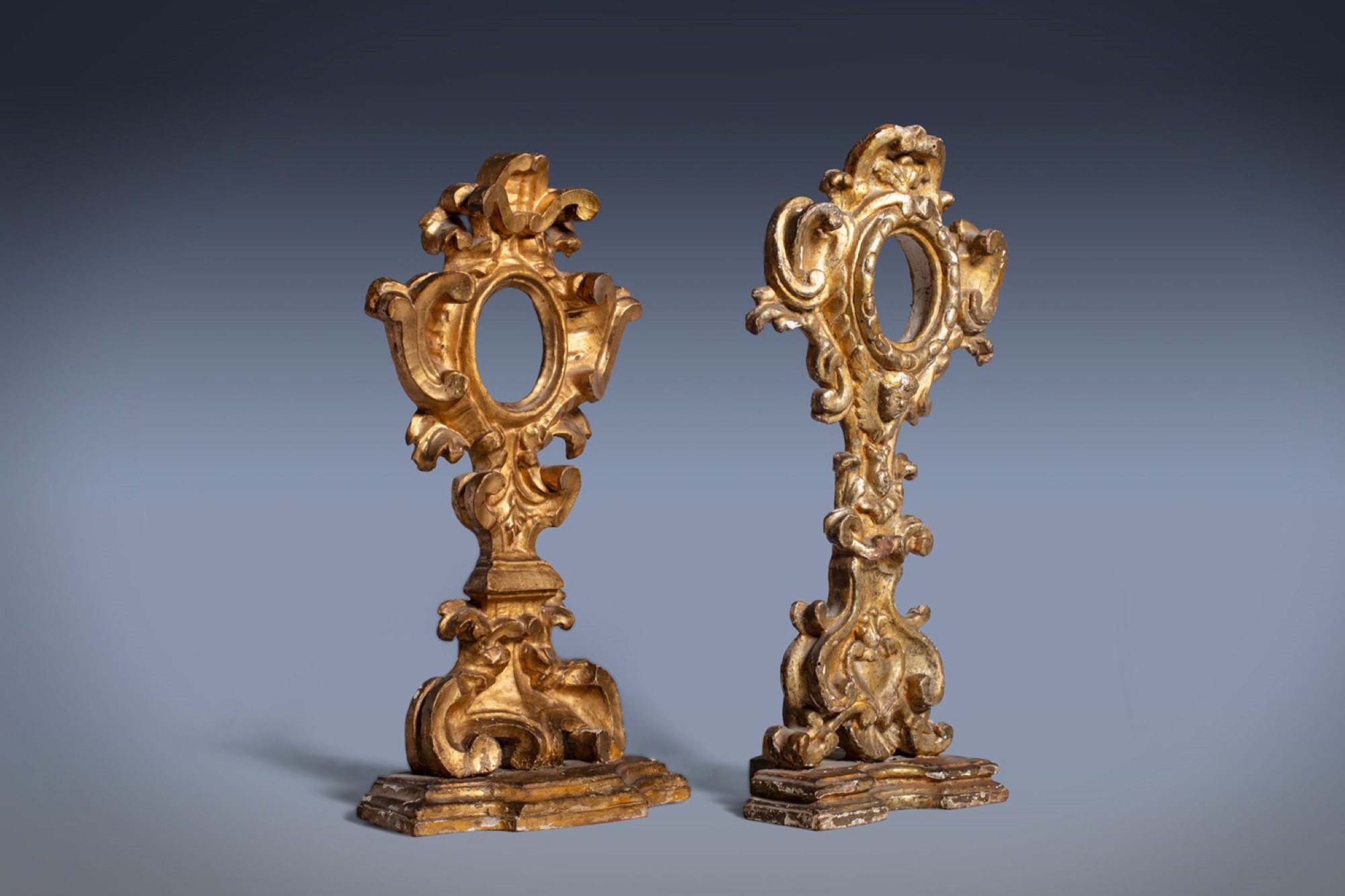 Due coppie di porta reliquie in legno dorato e a mecca, Roma secolo XVIII | Finarte | ArsValue.com