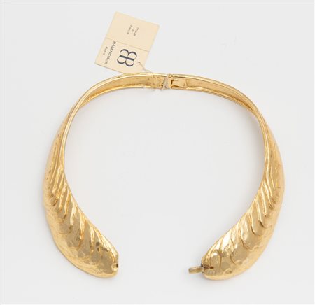 BALENCIAGA Collier rigido dorato,chiusura a scatto. Anni '80. Reca ...